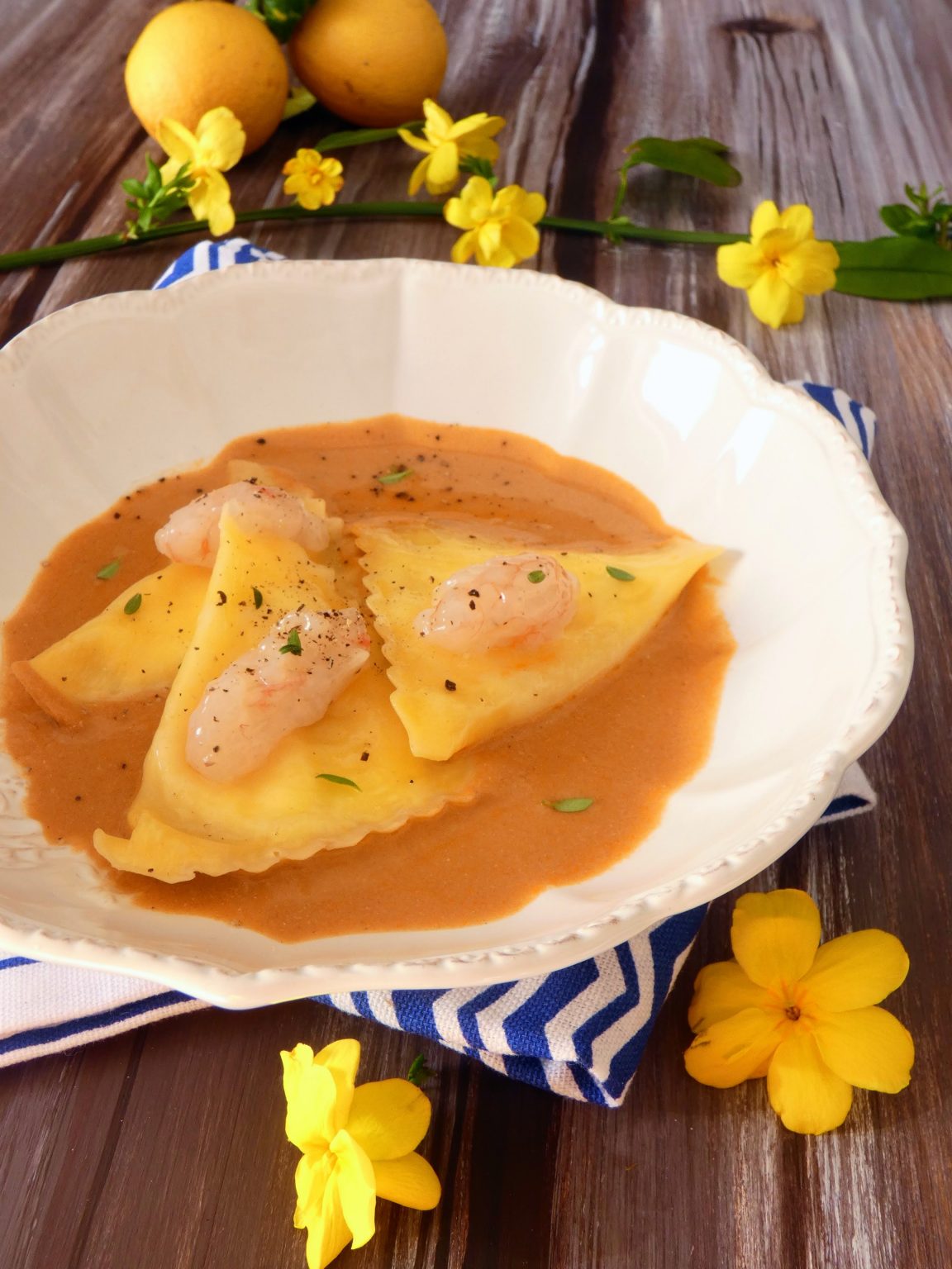 Ravioli al cedro con crema di scampi e tartare di scampi allo zenzero ...