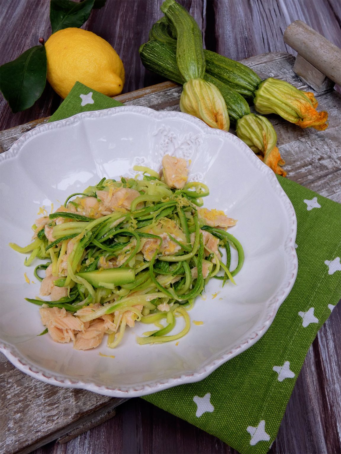 Spaghetti di zucchine con salmone e zeste di limone – Pentole&Pennelli